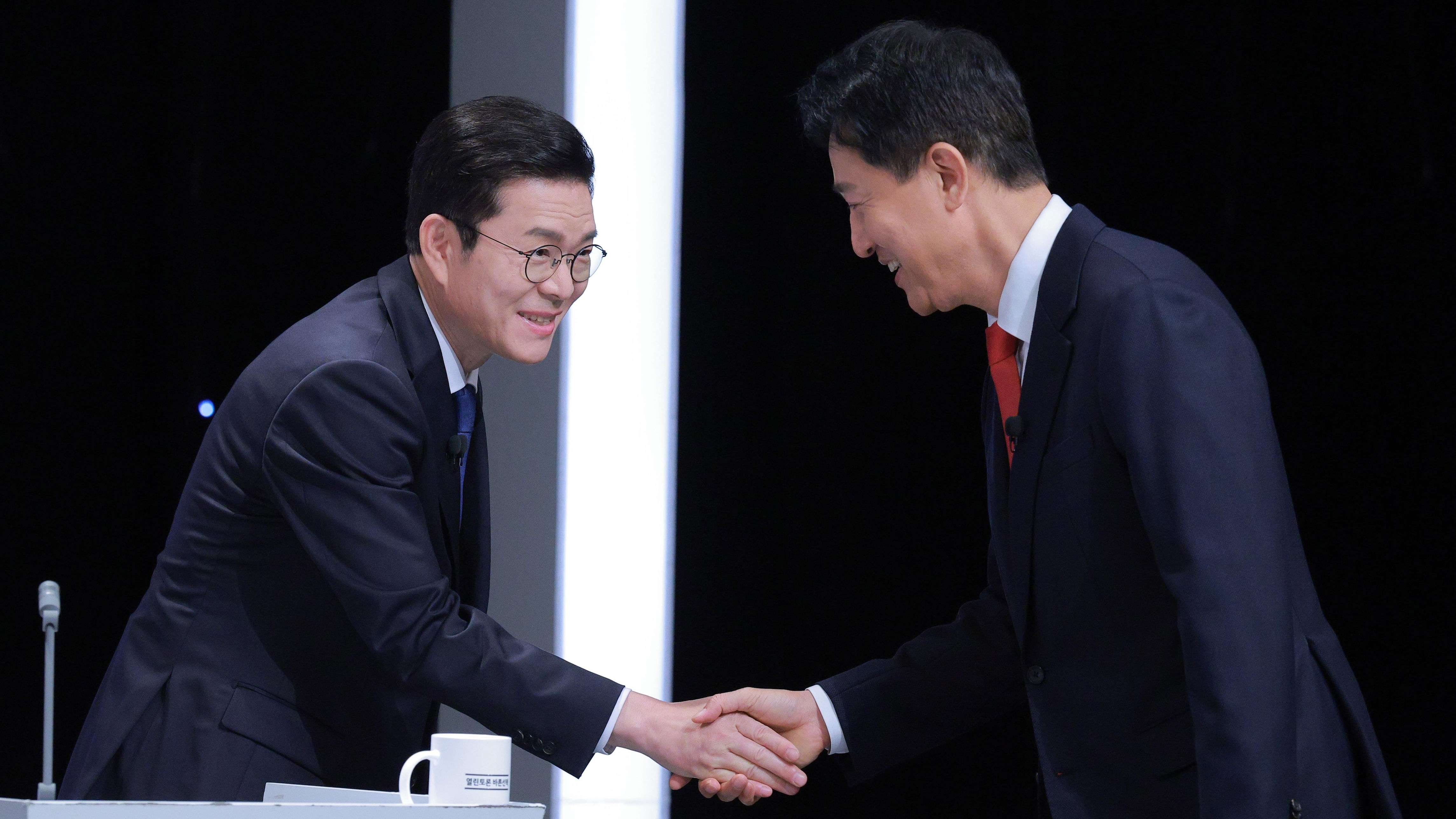 Seoul mayoral candidates clash on real estate, scandals