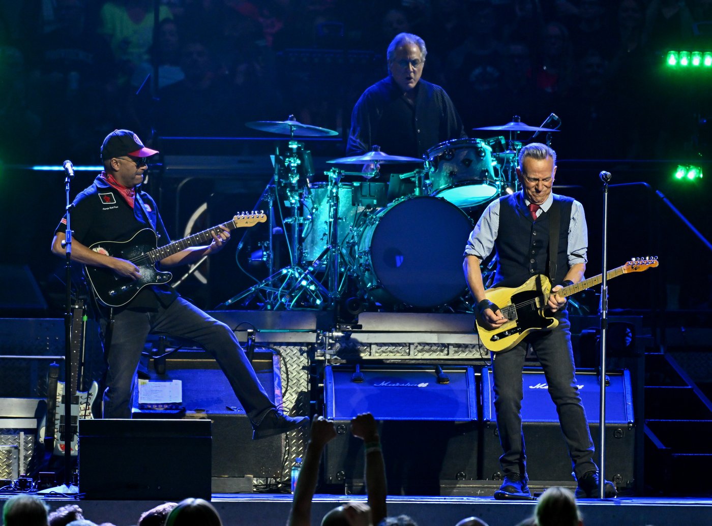 Bruce Springsteen calls out the White House and announces a protest ...