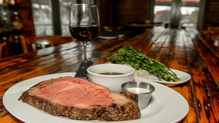 McCormick & Schmick's steak and seafood chain closes 80 locations
