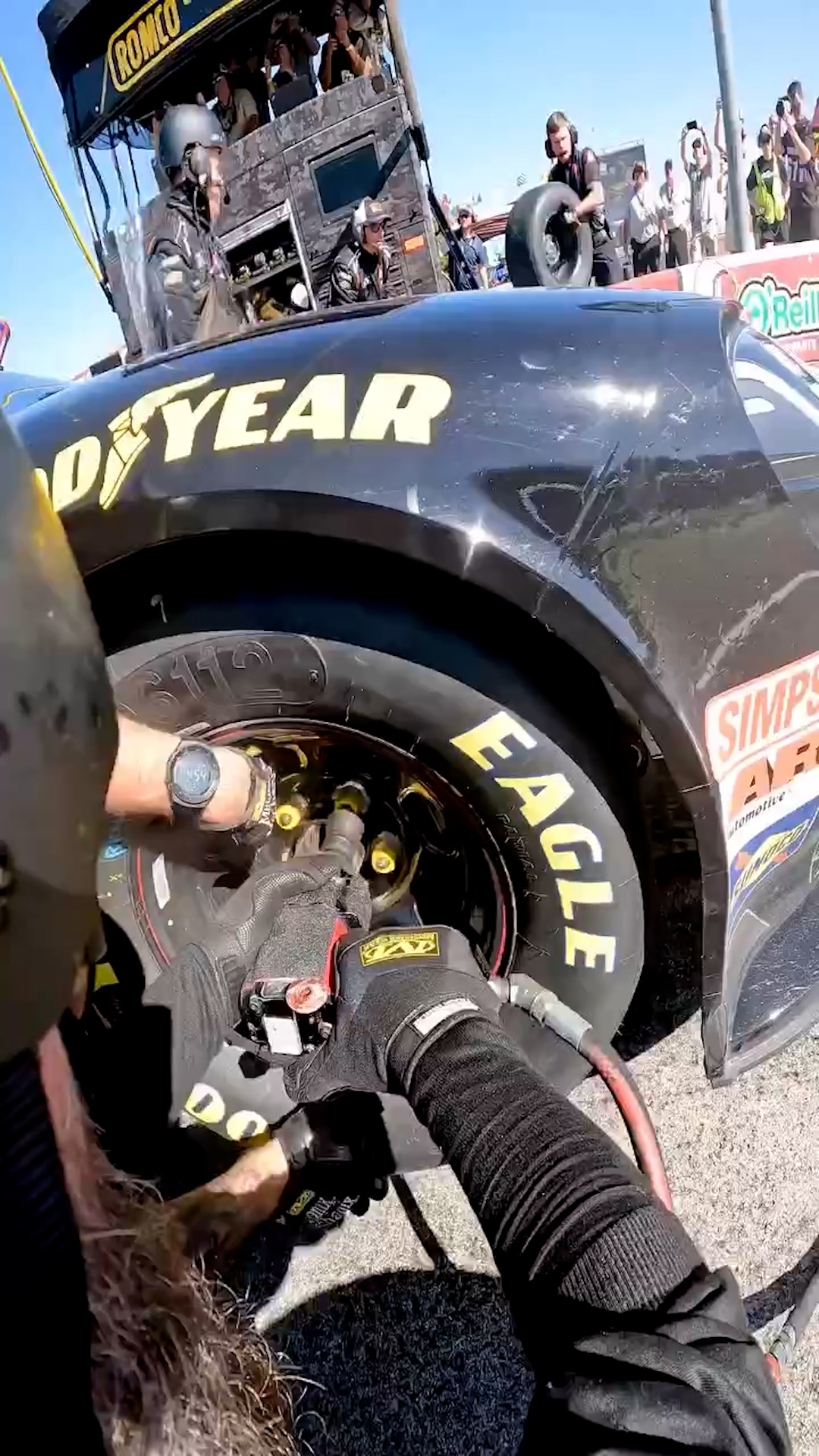 How NASCAR pit crews perform quick tire changes in Daytona