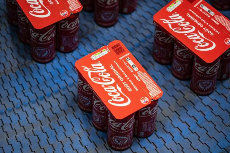 Il voulait offrir une canette de Coca-Cola à une tribu coupée du monde ...