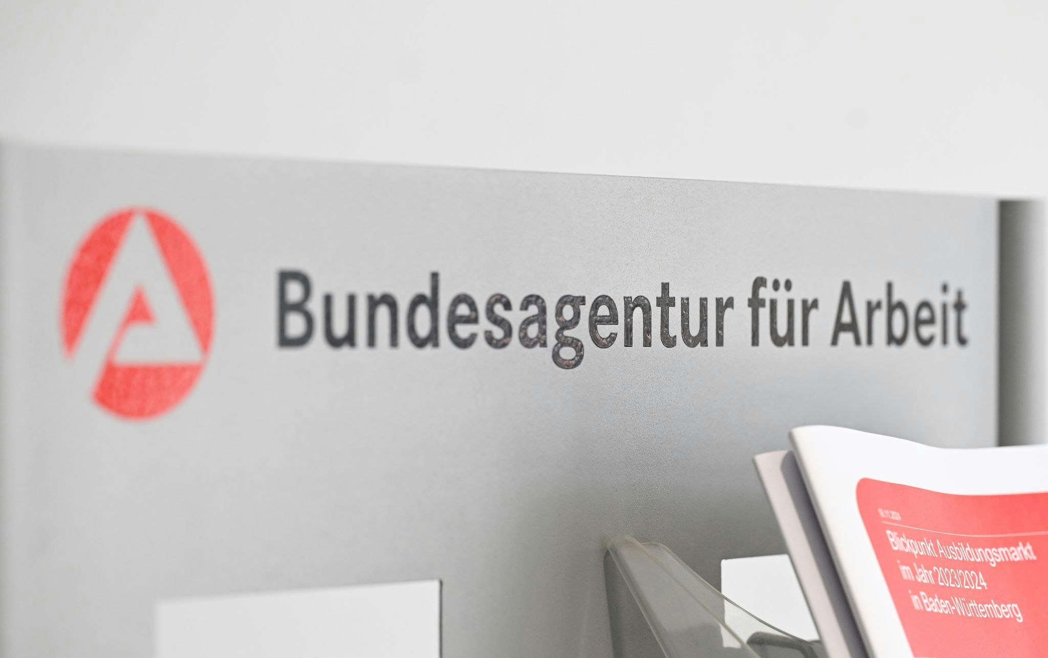 Rätsel am Arbeitsmarkt: Zahl der Arbeitslosen sinkt, doch der ...