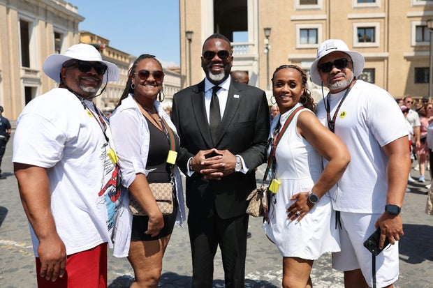 Mayor Brandon Johnson, Chicago delegation meet with Pope Leo XIV in Rome