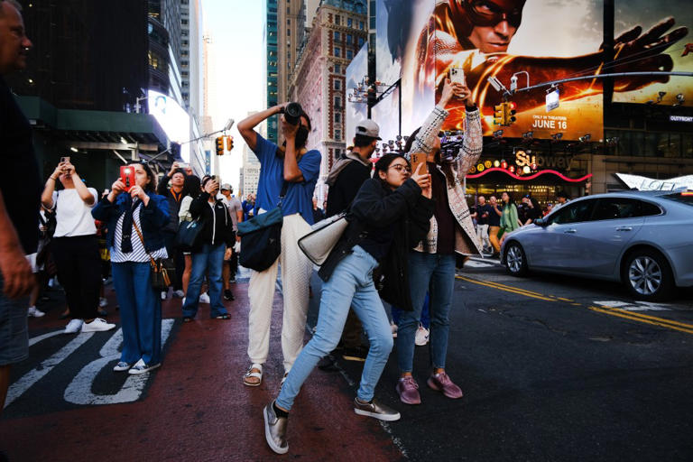 Spectacular ‘Manhattanhenge’ descends on NYC streets at sunset tonight ...