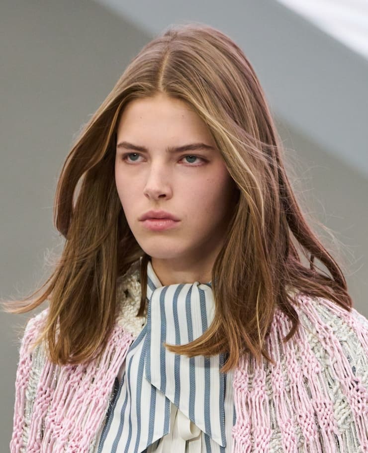 Capelli con radici sfumate: il fascino dei colori "vissuti"
