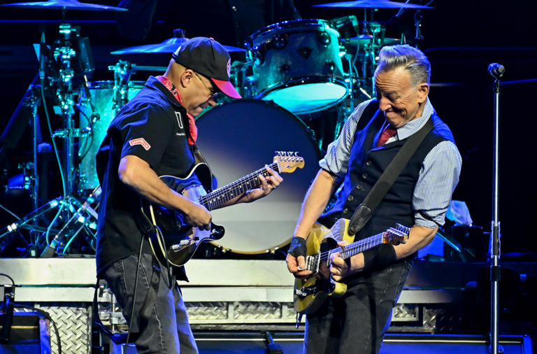 Bruce Springsteen calls out the White House and announces a protest ...