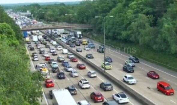 M25 traffic live: Serious crash as ambulances rush to scene - 45 minute ...
