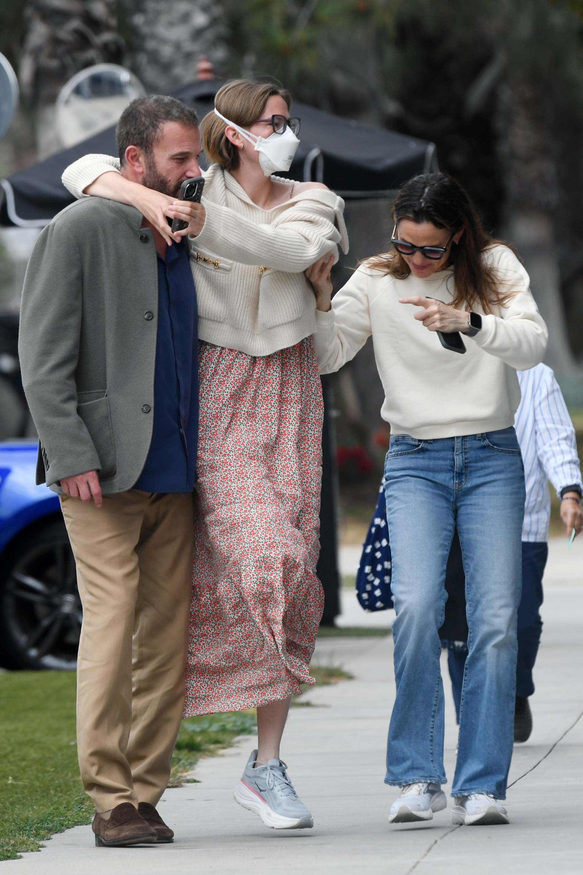 Ben Affleck and Jennifer Garner team up to take daughter Violet, 20, to ...