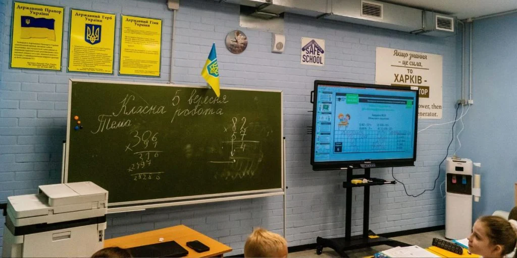 Stadt in der Ukraine baut ersten unterirdischen Kindergarten, während ...
