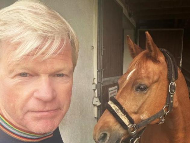 Oliver Kahn posiert im Pferdestall – und stellt Fans vor knifflige Aufgabe
