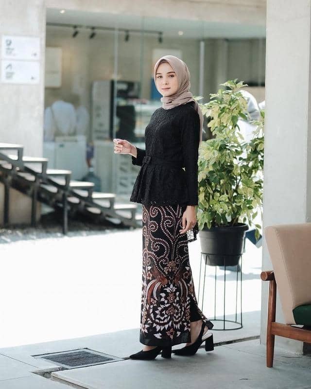 9 kebaya wisuda modern hijab yang menawan, bisa jadi inspirasi