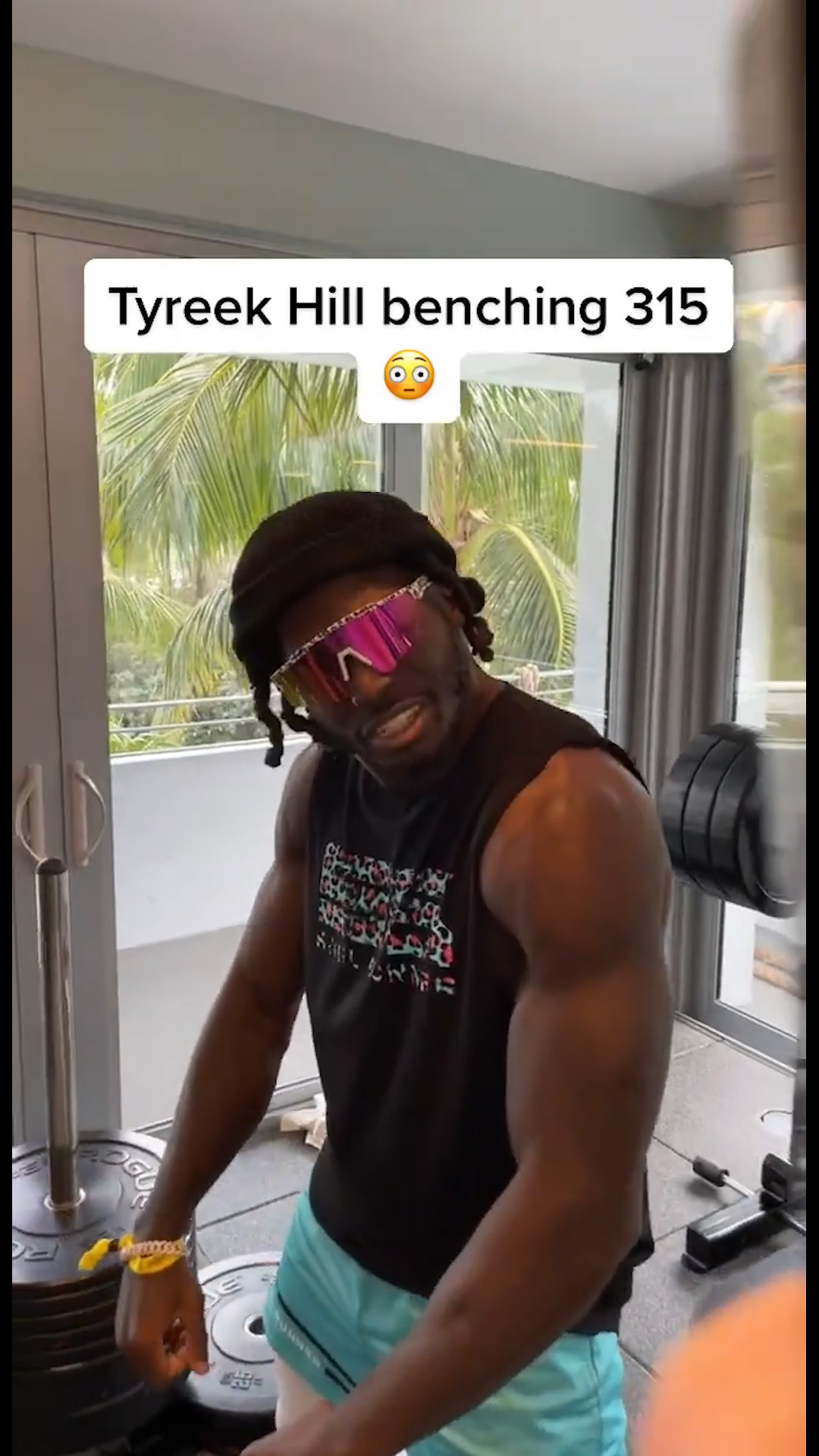 Tyreek Hill shocks everyone with a massive 315 lbs bench press