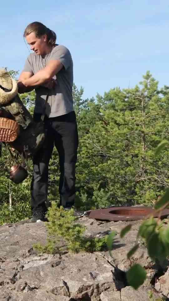 Bushcraft-överlevnad ovanför gamla bunkerruiner djupt inne i vildmarken