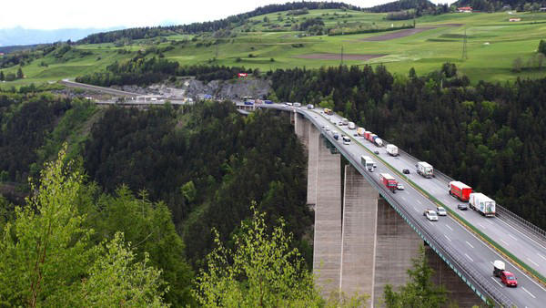 Demo am Brenner: Warum Anwohner den Verkehr stoppen