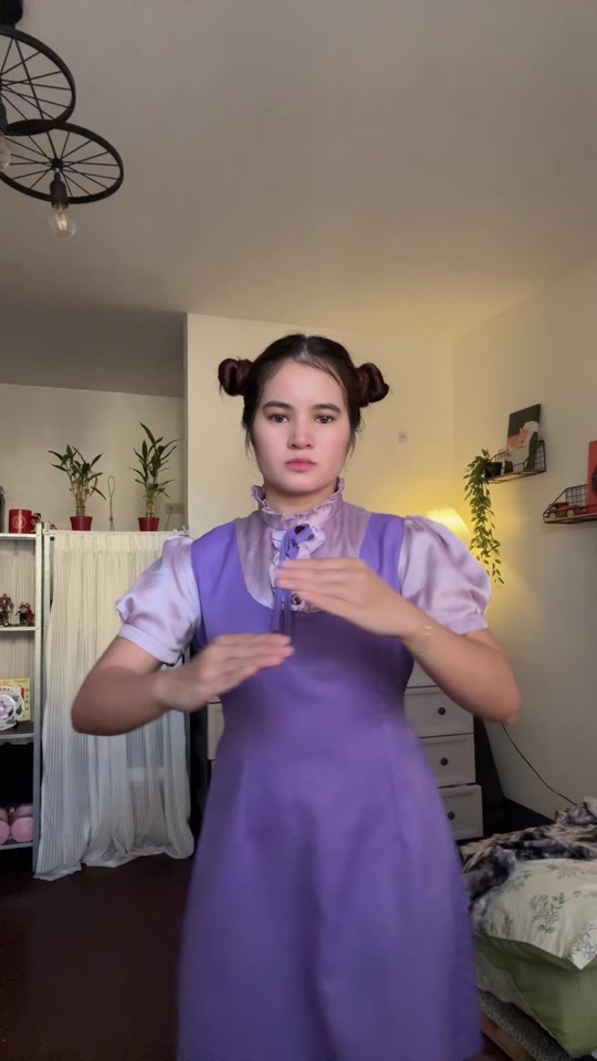 Incredible robot dance moves: girl shows off perfect precision