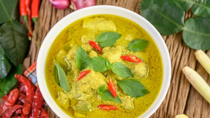 Gulai kambing empuk dengan kuah santan rempah