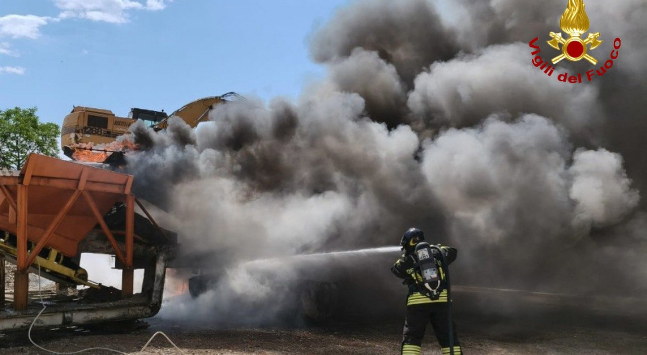 Incendio distrugge un macchinario tritasassi, lieve intossicazione per ...