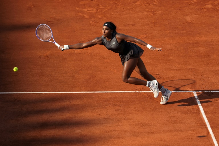 Defending champion Gauff reaches French Open third round