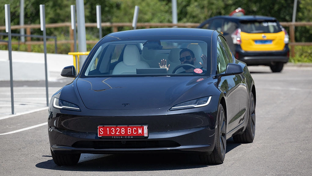 Tesla on autopilot crashes into Florida pond, killing driver