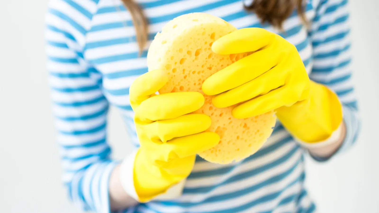 Gardeners are using a simple sponge trick to help hanging baskets beat ...