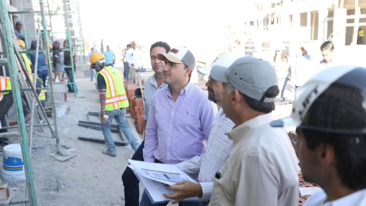 Manolo Jiménez supervisa trabajos de construcción de la Expo Coahuila