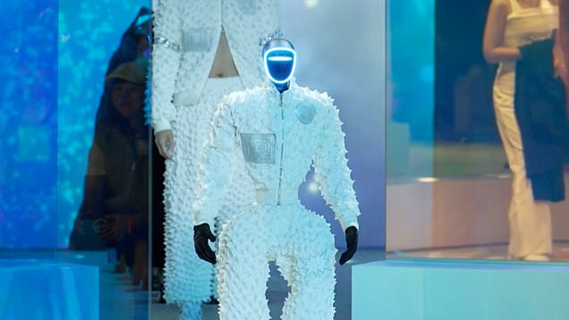 AI robots replace human models at at Seoul fashion show