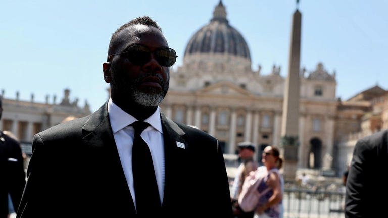 Mayor Brandon Johnson, Chicago delegation meet with Pope Leo XIV in Rome