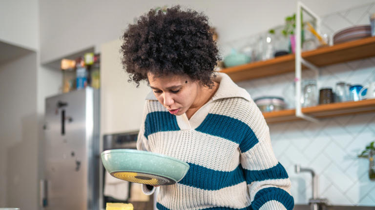 Why you should use a cut onion and vinegar to clean burnt pans