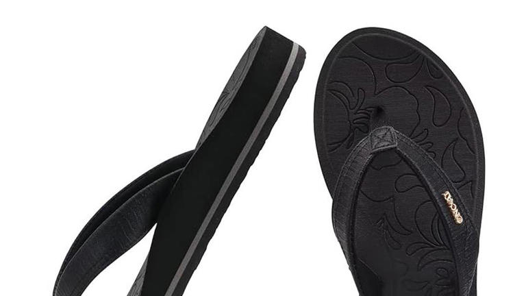 Amazon's supportive and cushiony flip-flops that feel like 'walking on ...