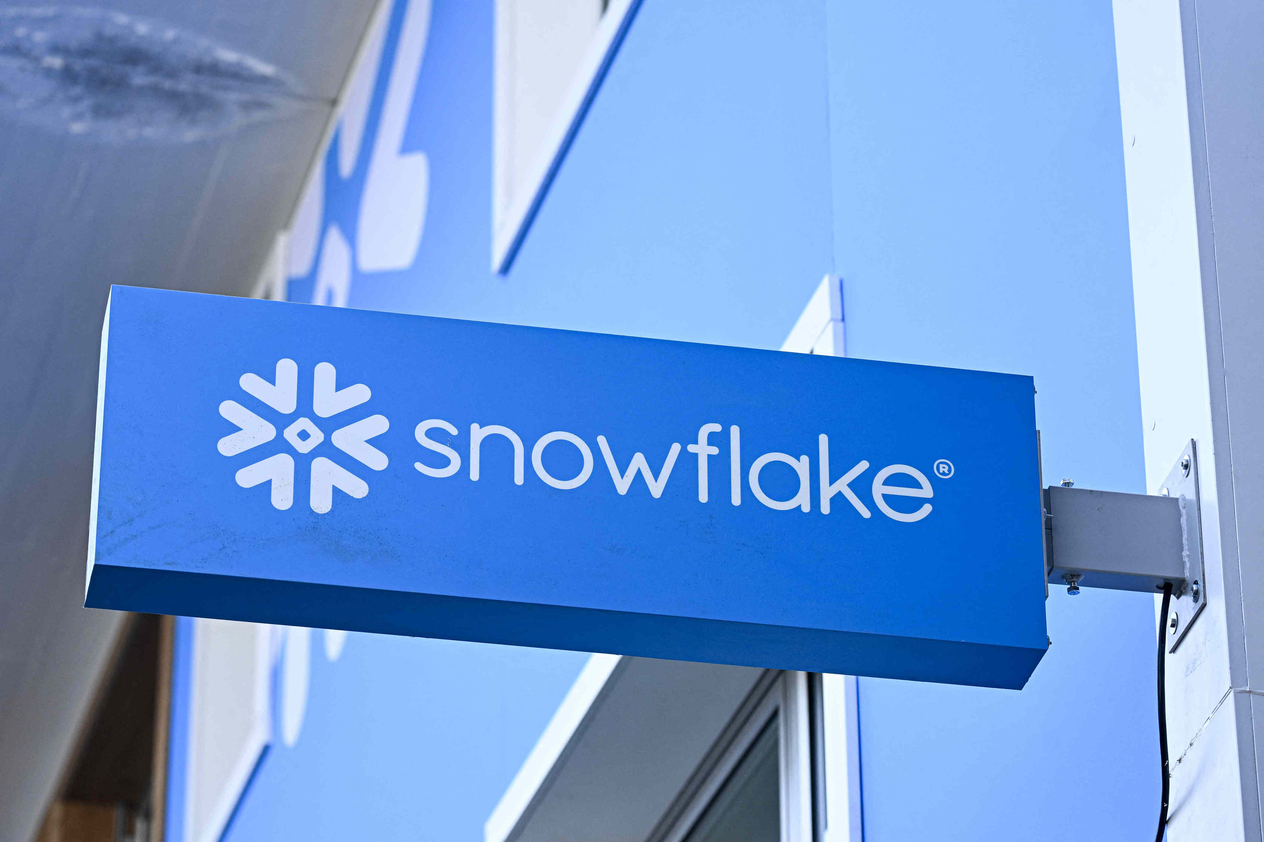 Snowflake's stock pops nearly 40% back into the green. Here's what has ...