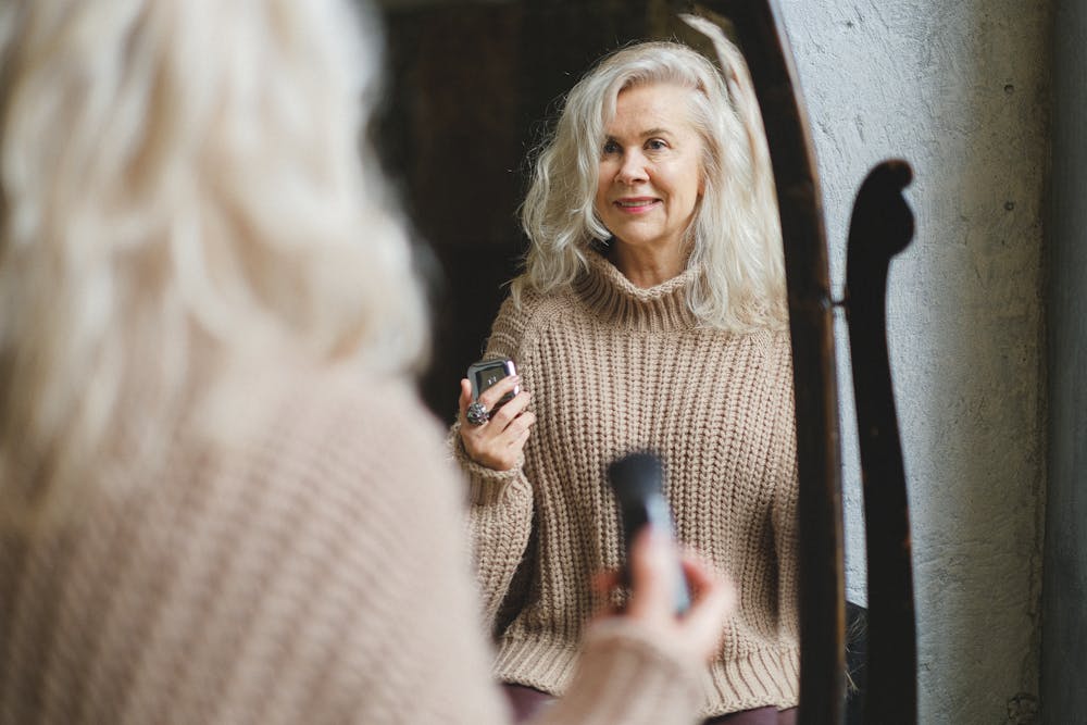 7 psychological strengths of women who keep their gray hair