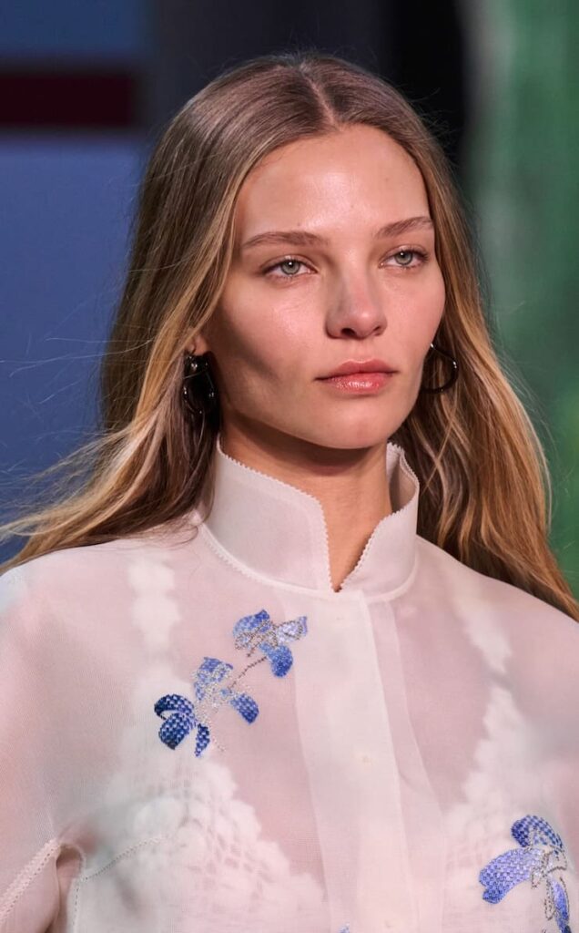 Capelli con radici sfumate: il fascino dei colori "vissuti"