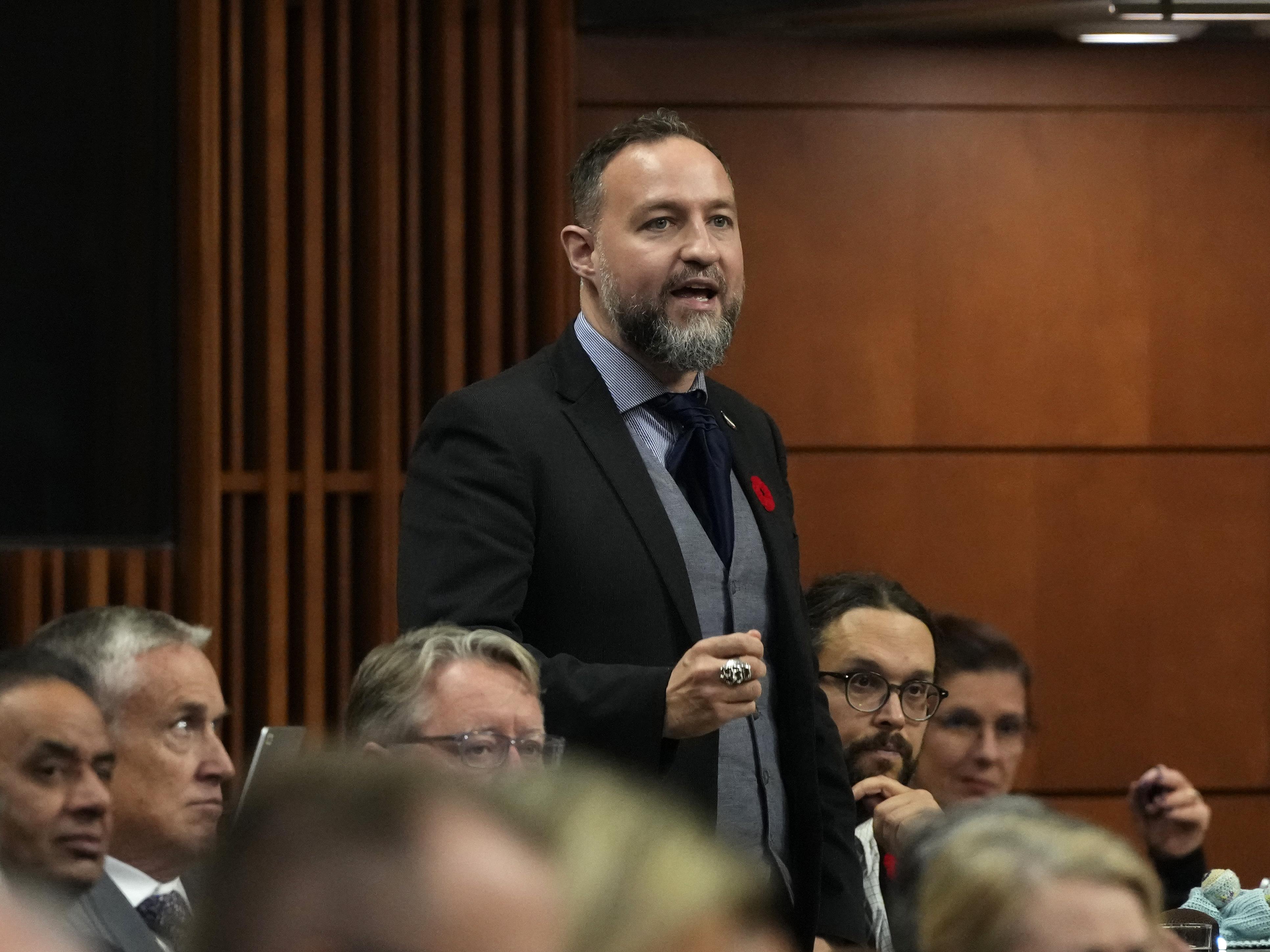 Le député du Bloc Simon-Pierre Savard-Tremblay passe au Parti québécois