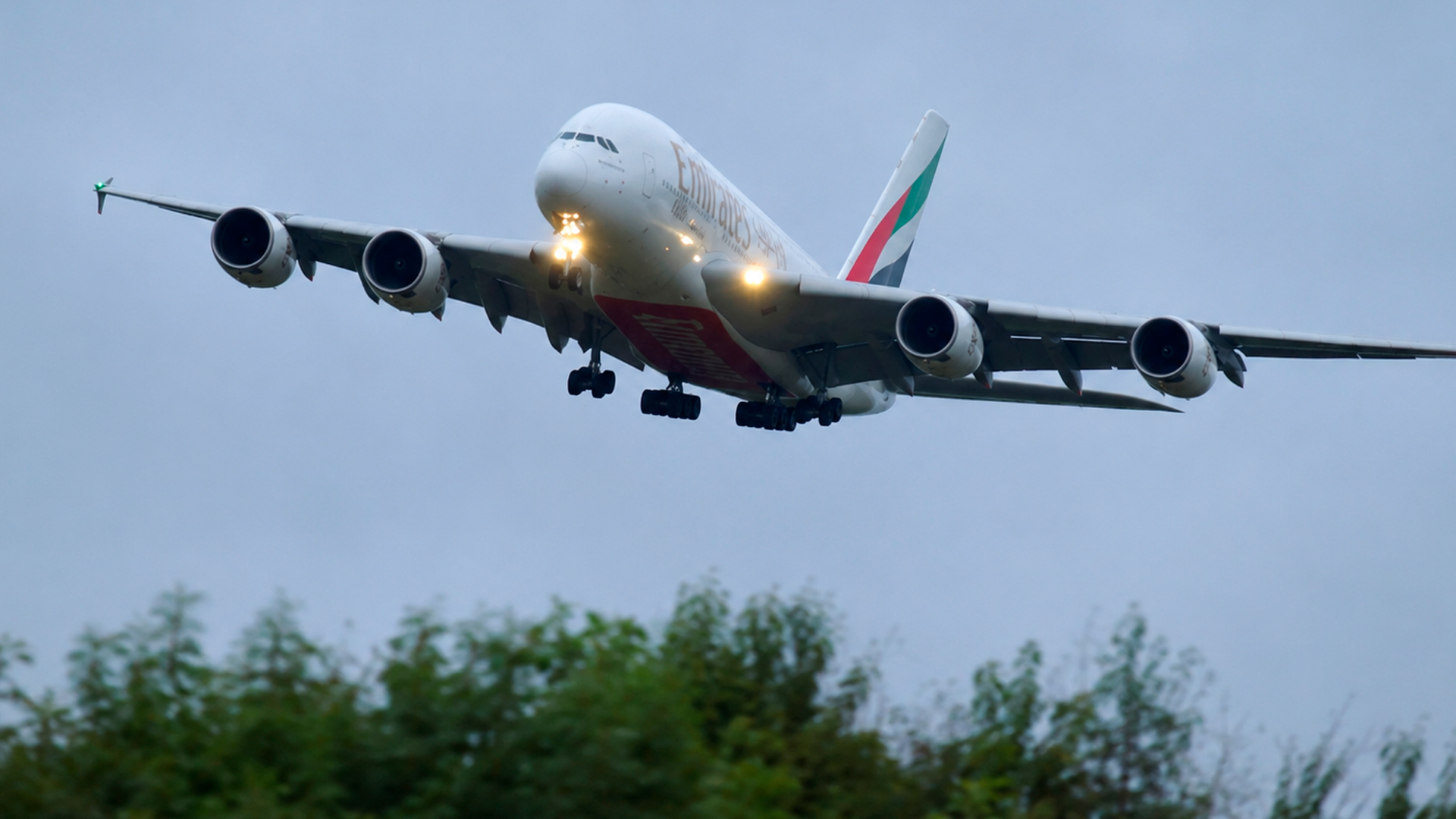 A380 struggles in wind shear caught on camera