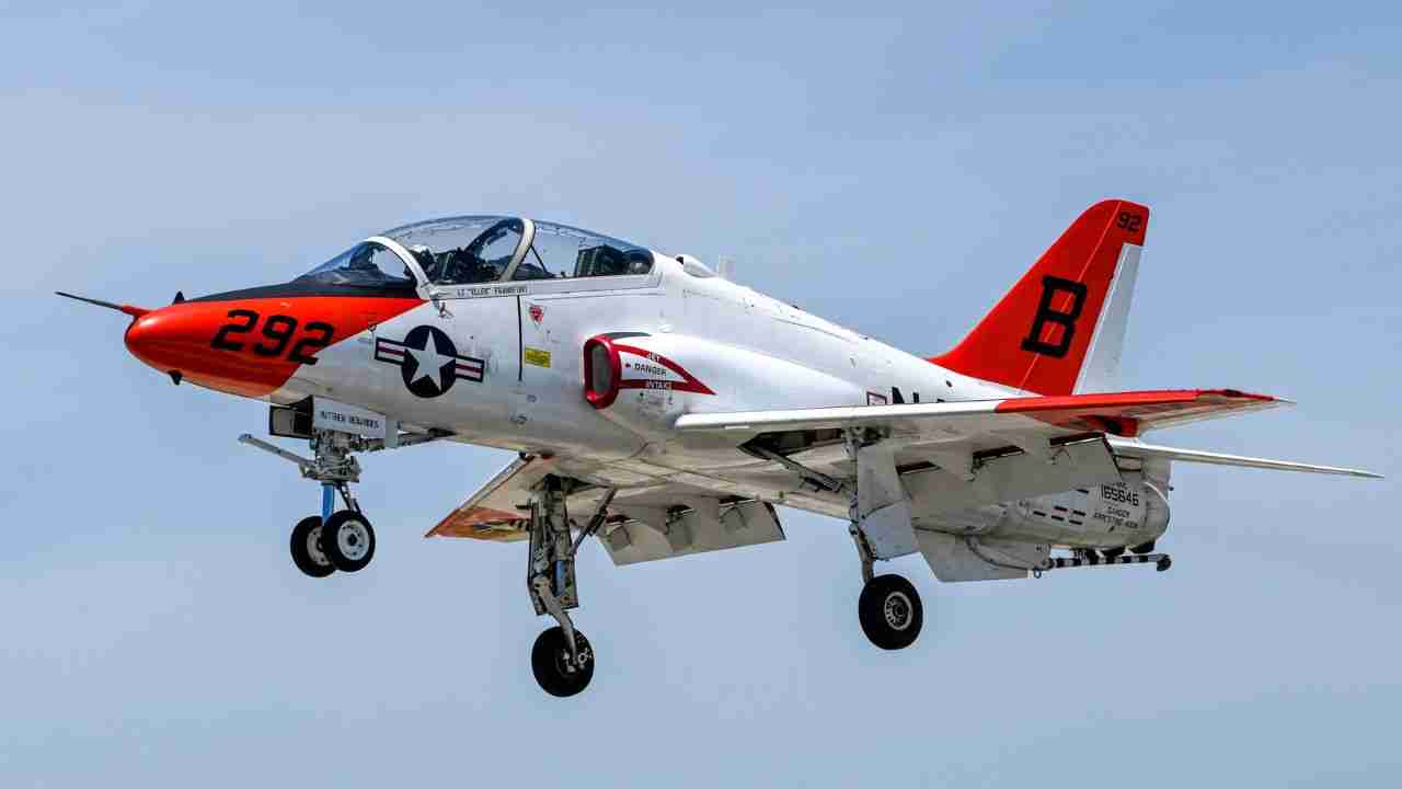 Aereo militare T-45C Goshawk precipita in una zona rurale degli Stati Uniti