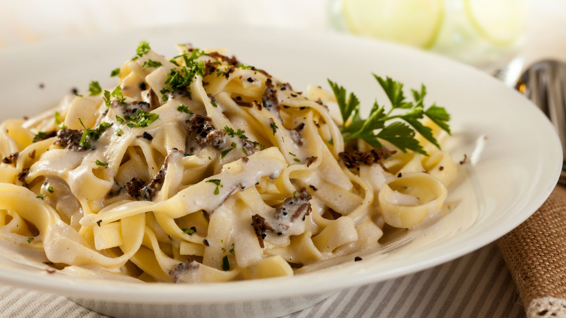Pasta con crema di funghi e panna