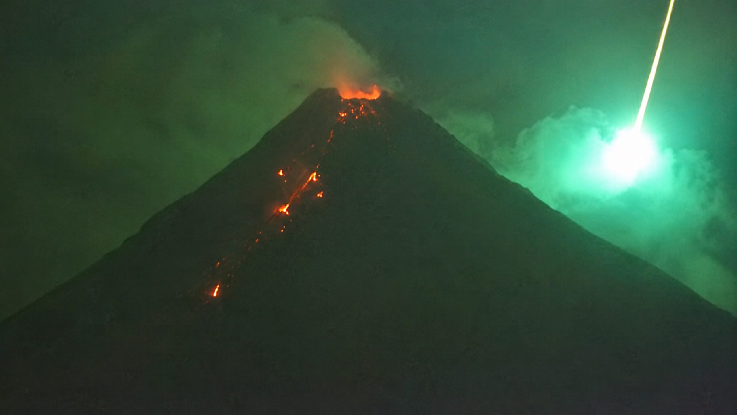 Le immagini spettacolari della meteora che esplode sopra un vulcano in ...