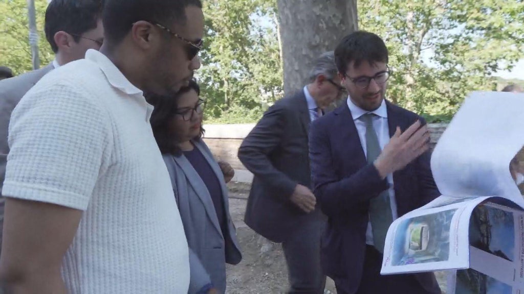 Mayor Brandon Johnson, Chicago delegation arrive in Rome to meet with ...