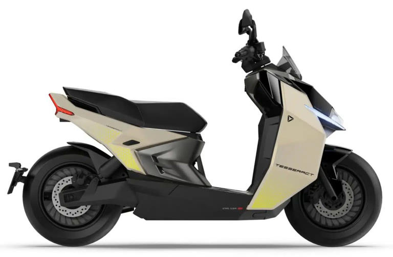 Il futuristico scooter Ultraviolette Tesseract arriverà nel 2027
