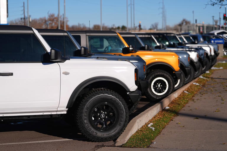 Ford recalls Broncos over cracking rooftops