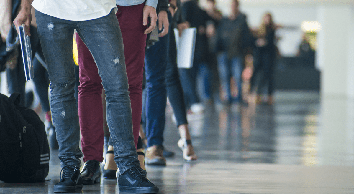 US weekly jobless claims rise slightly above expectations