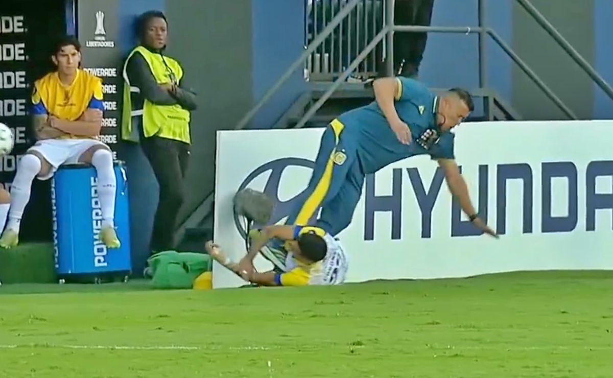 Jorge Almirón recibe fuerte barrida de defensor de Rosario Central en ...