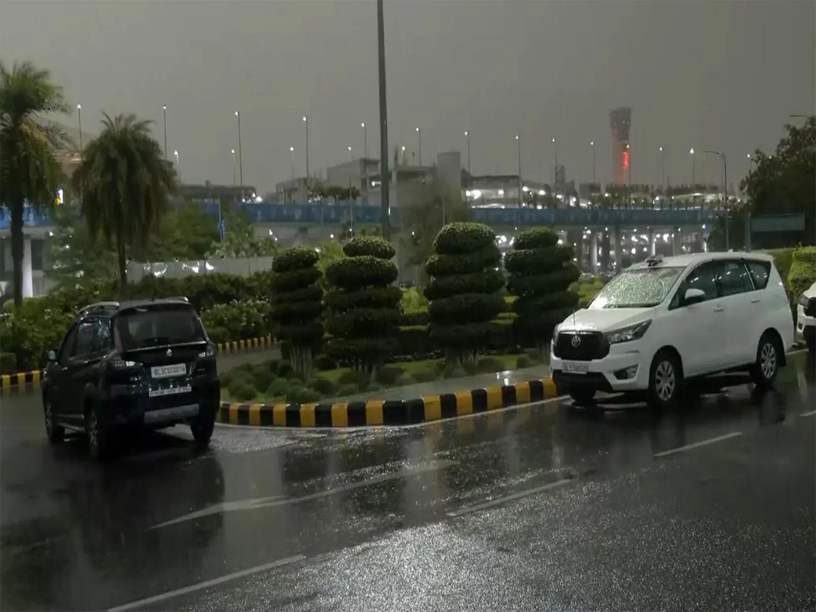 Delhi rain: Thunderstorms disrupt flights; advisories issued by DIAL ...