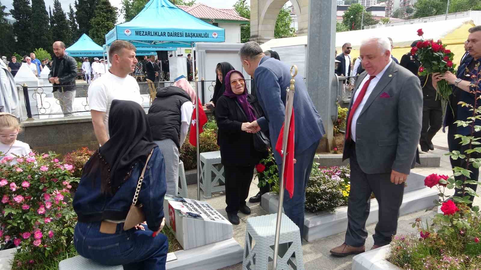 Şehit mezarlarına karanfil bıraktılar, şehit aileleriyle bayramlaştılar