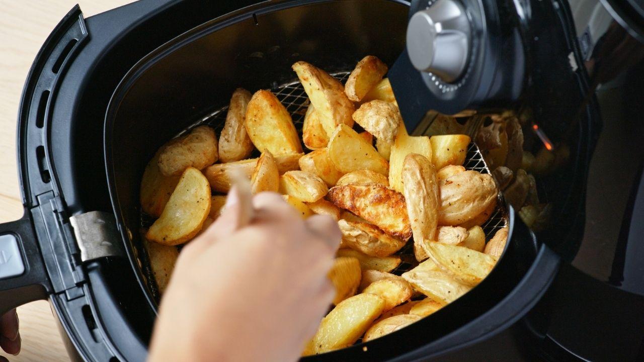 Batata canoa, cheddar e bacon: acompanhamentos favoritos dos fãs de burger