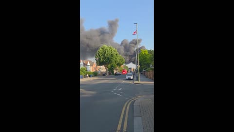 UK: Large fire breaks out behind Jewish supermarket in North London 2