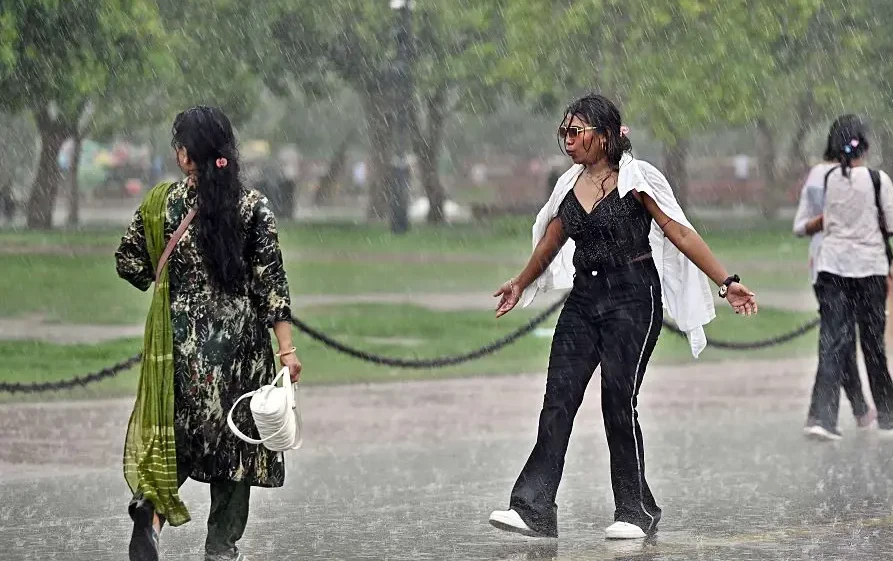 IMD forecasts severe storms and 10°C drop in Delhi