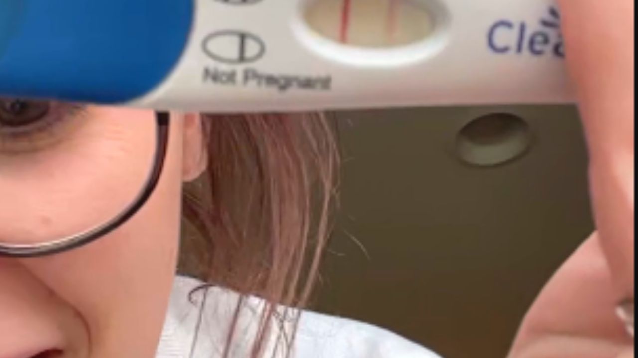 Woman responds to bestie's pregnancy news by showing her own positive ...