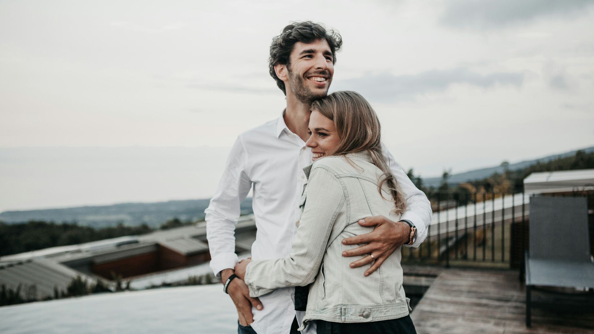 10 male habits women find comforting & 10 female habits men misread