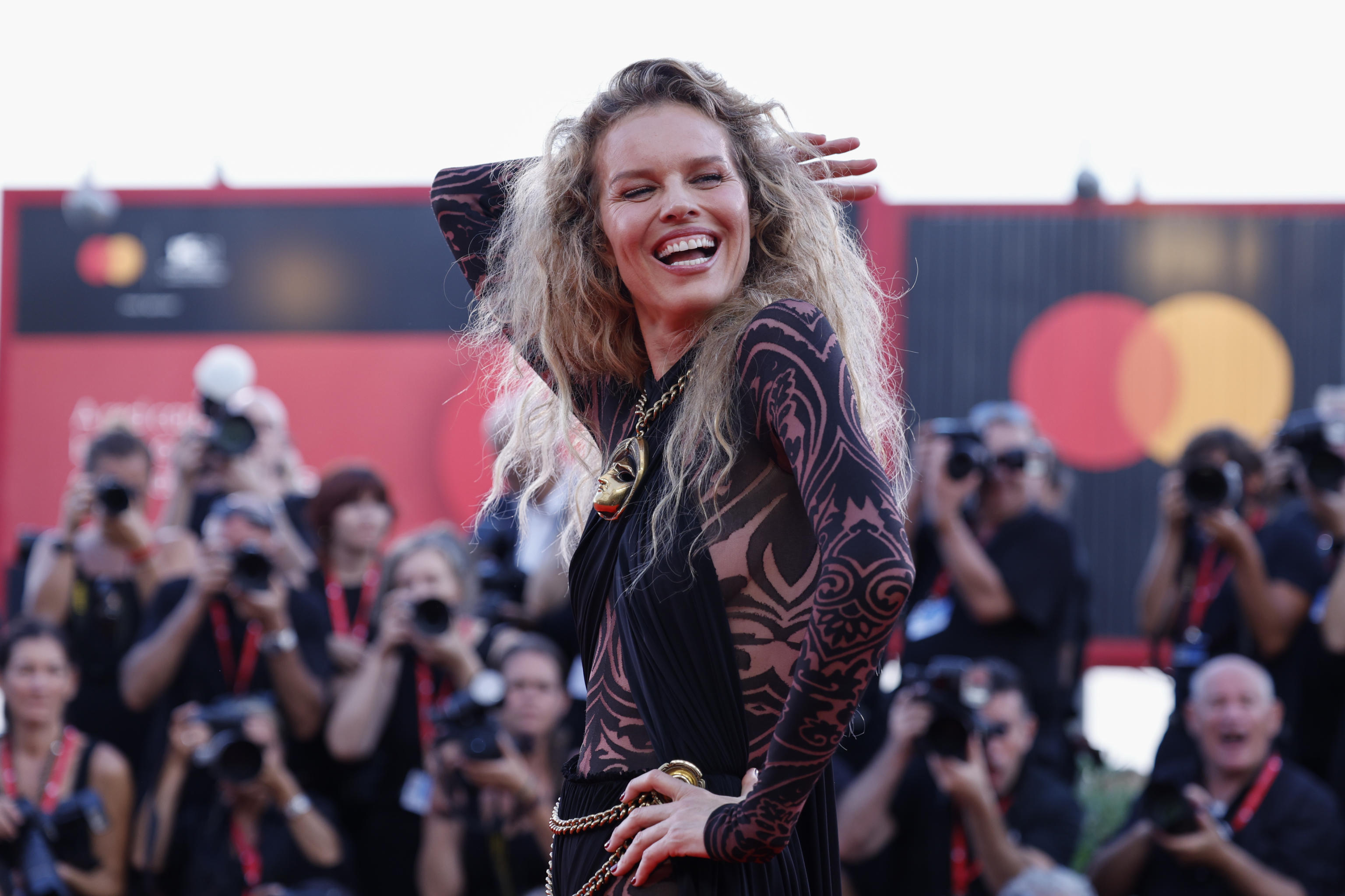 Eva Herzigova firma una capsule per Roy Roger's